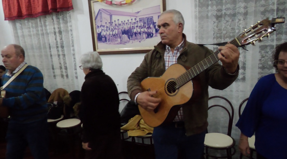 TOPO | Entoam as cordas e vozes tradicionais. Bailou-se na Clube União ...